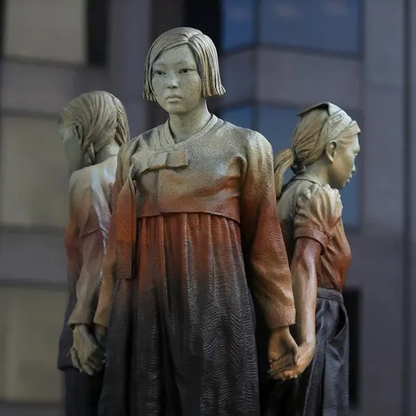 Steven Whyte Sculpture Studios - Monochronicle